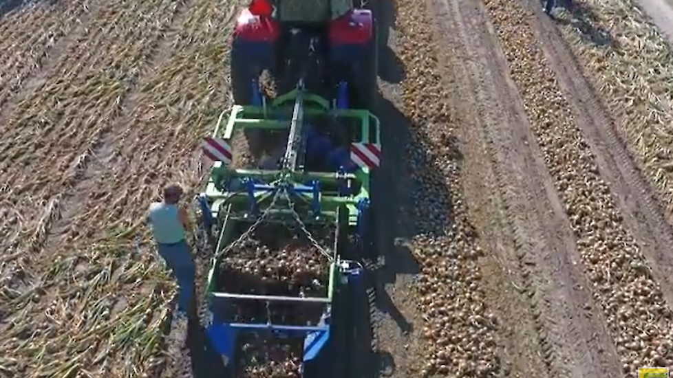Video: Demonstratie uien rooien met Tordisc schijvenrooier ...