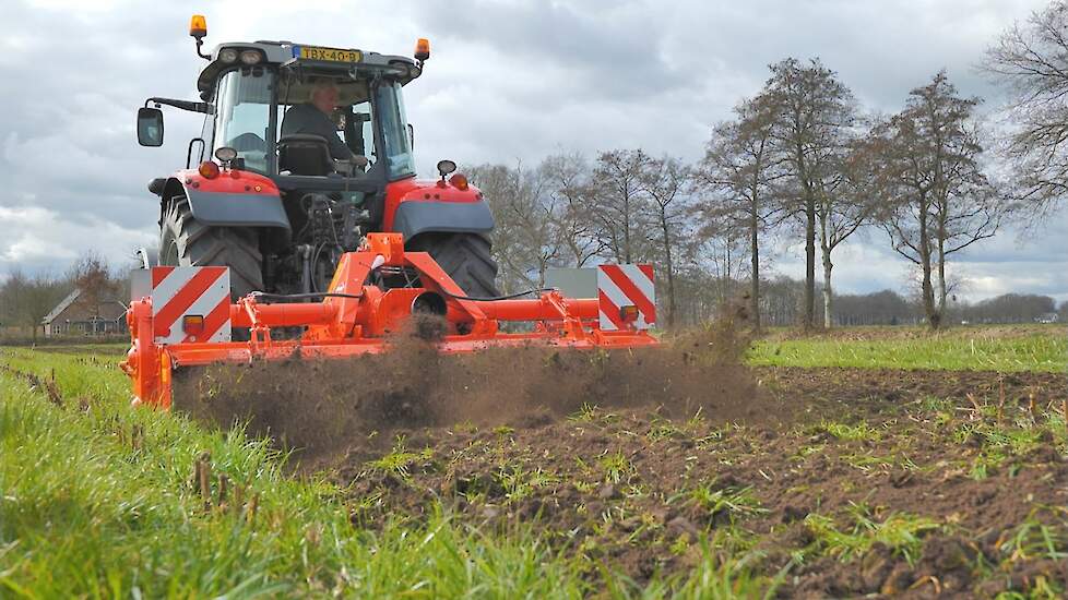 Video: Mechanisch inwerken van groenbemesters in de praktijk ...